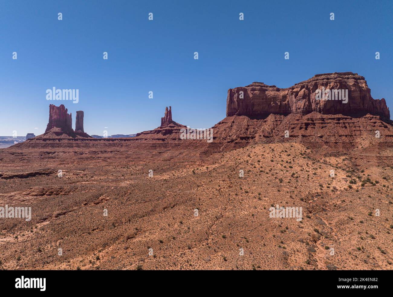 Castle Rock, King on the Throne and Saddleback Mesa in Monument Valley ...