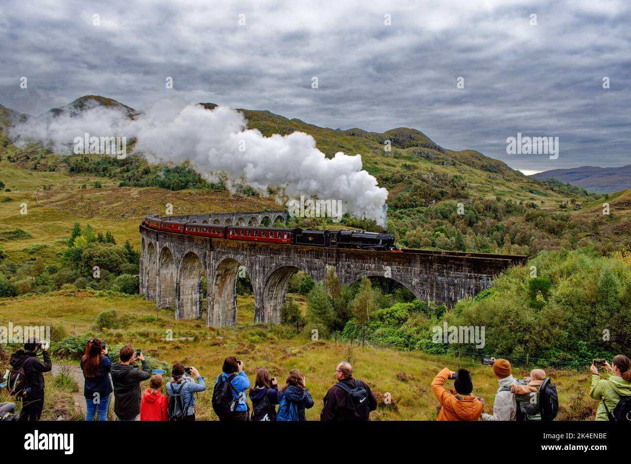 JACOBITE STEAM TRAIN GLENFINNAN VIADUCT SCOTLAND SPECTATORS AS THE ...