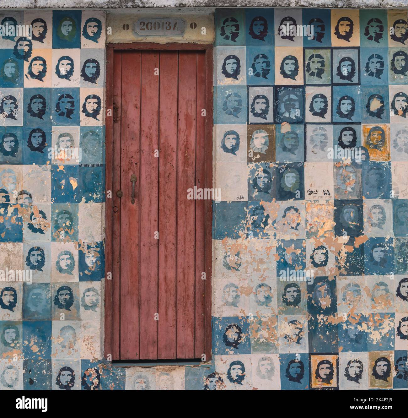 The texture of the house exterior with images of Che Guevara in ...