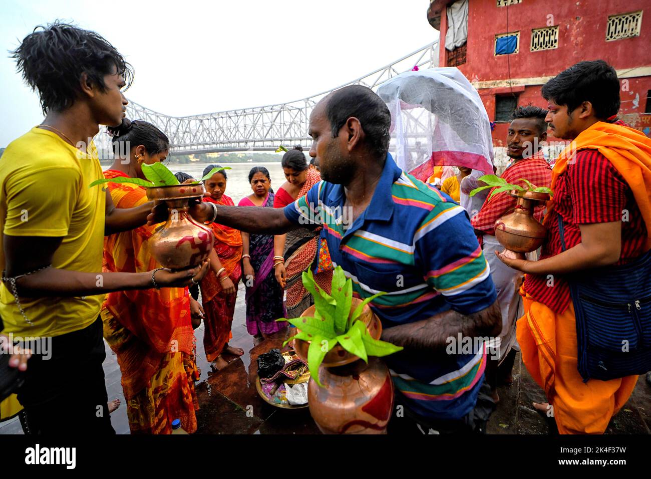 Kolkata, India. 02nd Oct, 2022. Hindu devotees perform traditional ...