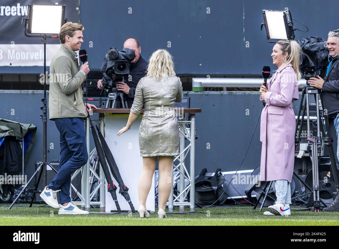 SITTARD - Singer Nomi Stern sings during halftime of the Dutch ...