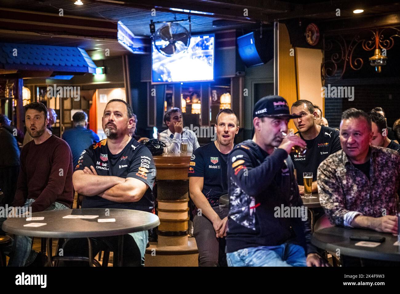 2022-10-02 15:12:41 Max Verstappen fans watch the Singapore Grand Prix ...