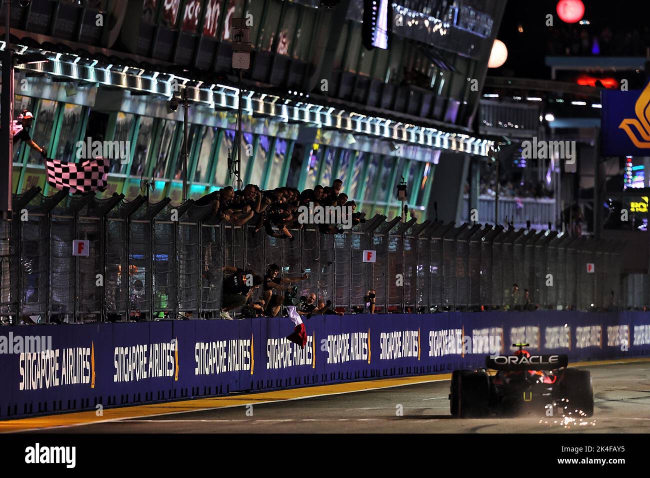 Race winner Sergio Perez (MEX) Red Bull Racing RB18 takes the chequered ...