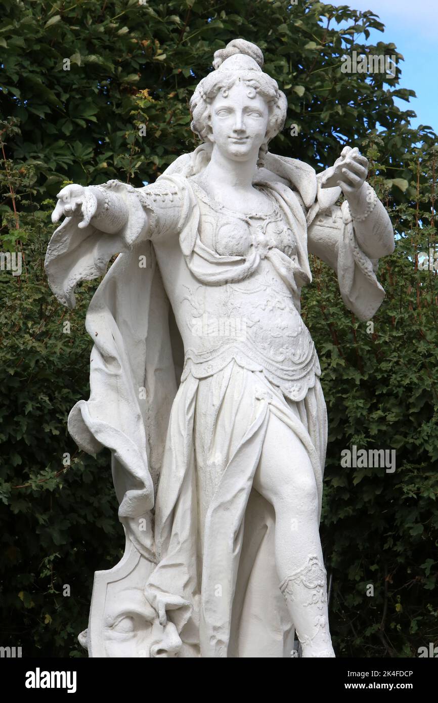 Statue d'une figure de la mythologie gréco-romaine, Melpomene, tenant ...