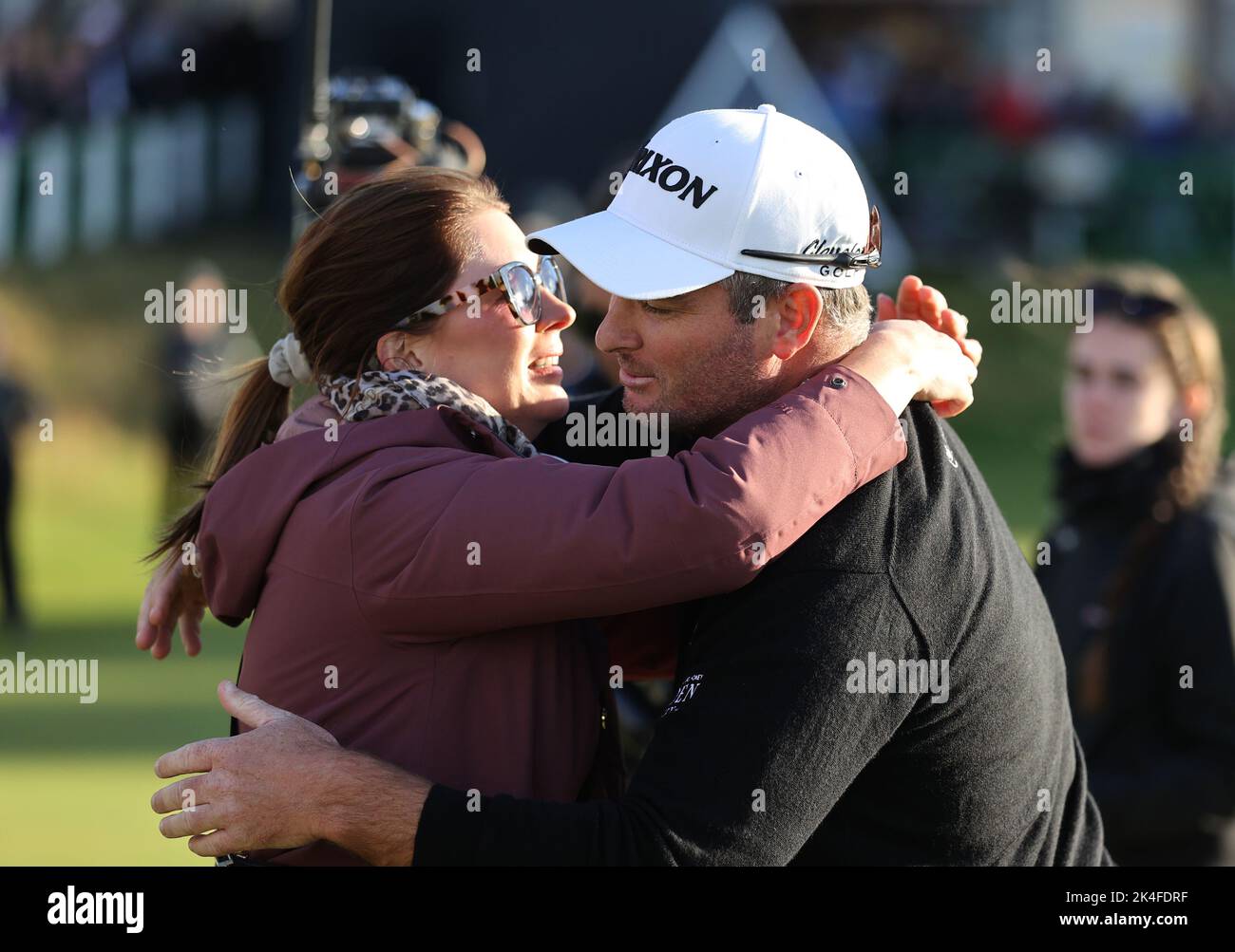 Ryan Fox celebrates victory on the 18th with his wife Anneke Ryff ...