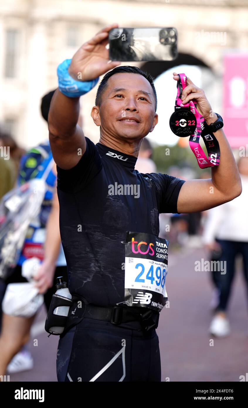 London marathon 2022 medal hi-res stock photography and images - Alamy