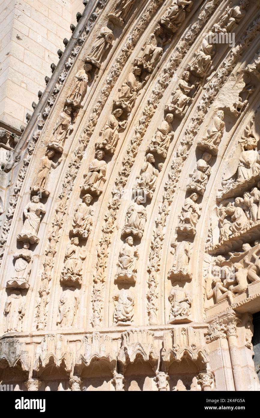 Detail of the stone carving of the central portal arch, Poitiers ...
