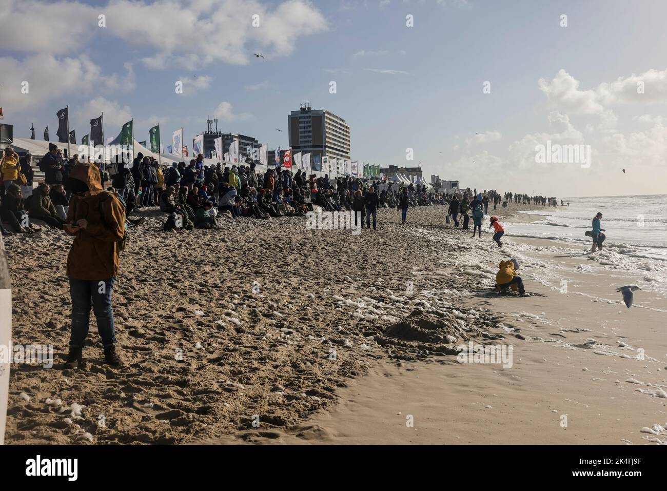 02 October 2022, Schleswig-Holstein, Westerland/Sylt: Spectators watch ...
