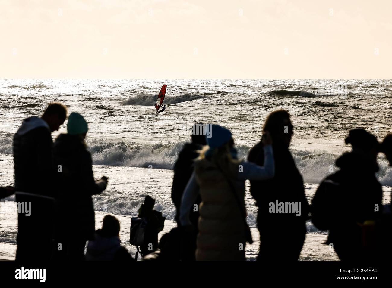 02 October 2022, Schleswig-Holstein, Westerland/Sylt: Spectators watch ...