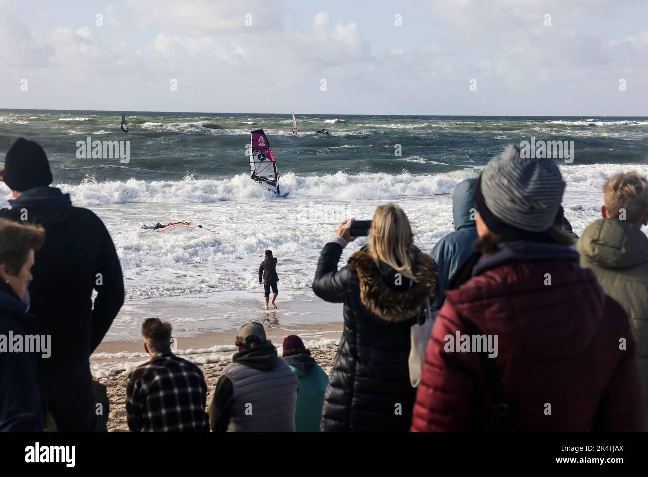 02 October 2022, Schleswig-Holstein, Westerland/Sylt: Spectators watch ...