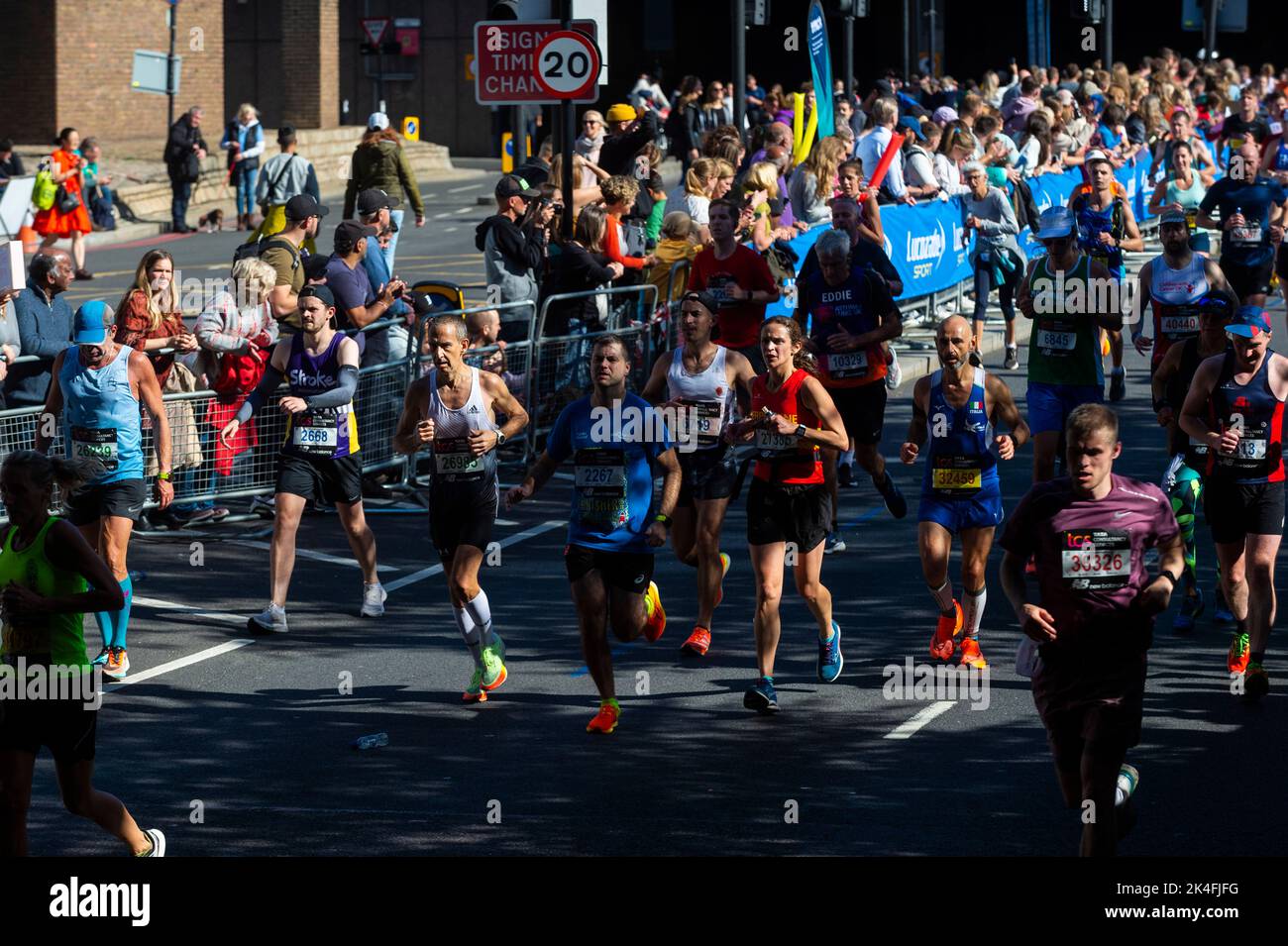 London marathon runners 2022 hi-res stock photography and images - Alamy
