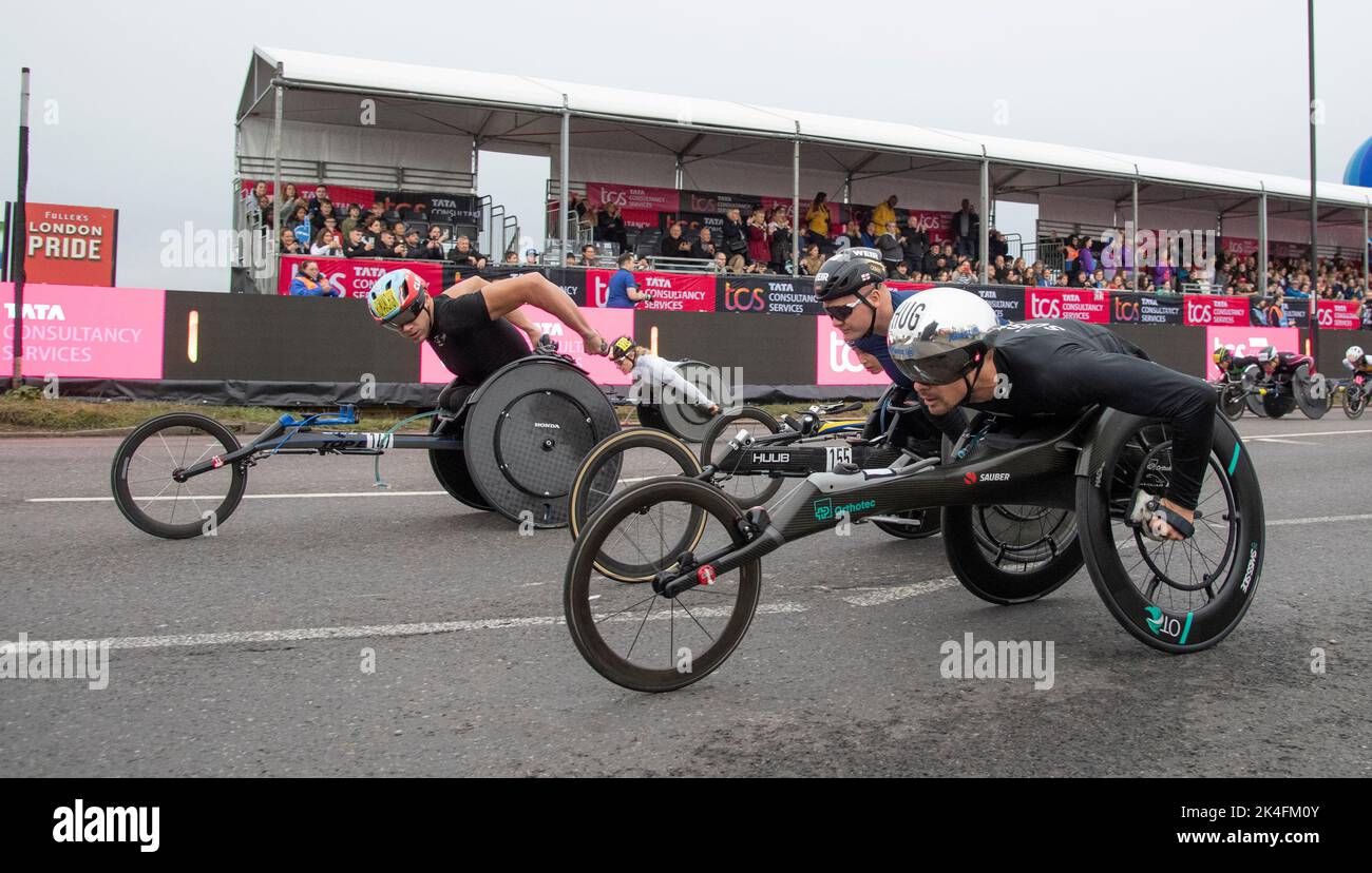 London, UK. 02nd Oct, 2022. Daniel Romanchuk 2nd (W147), David Weir 3rd ...