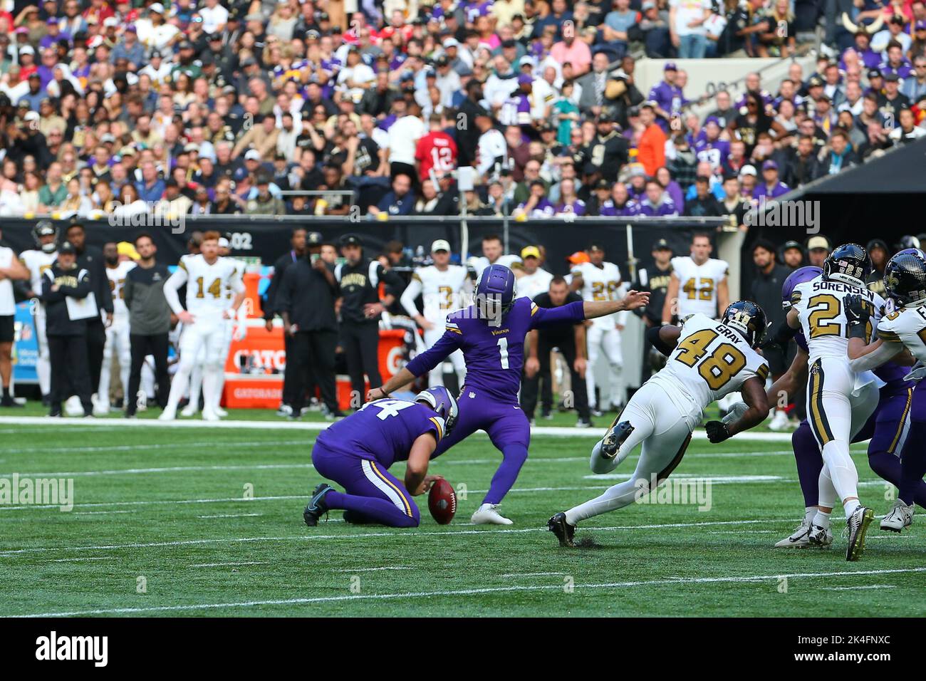 Nfl london field goal hi-res stock photography and images - Alamy