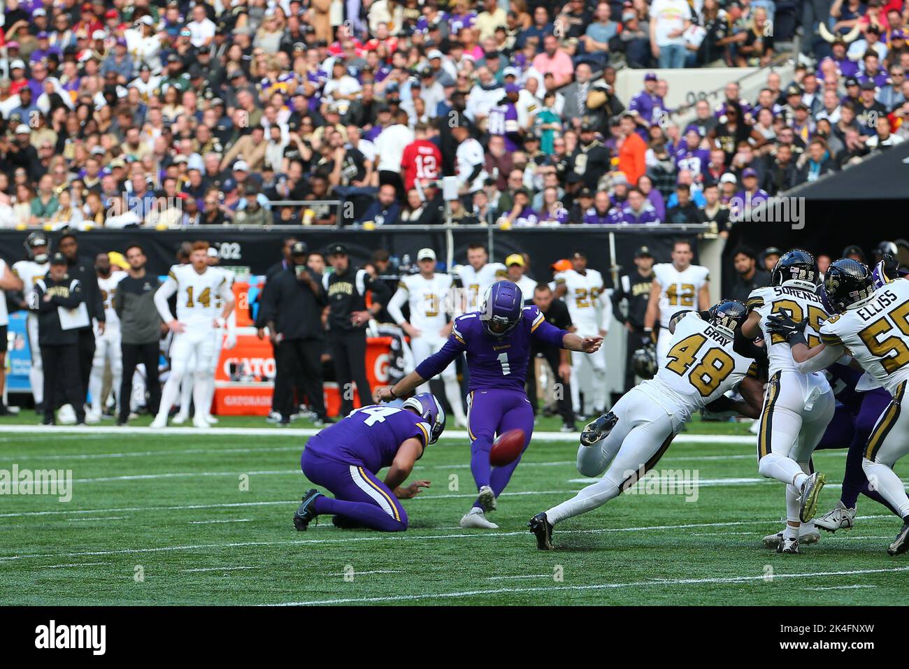 Nfl london field goal hi-res stock photography and images - Alamy
