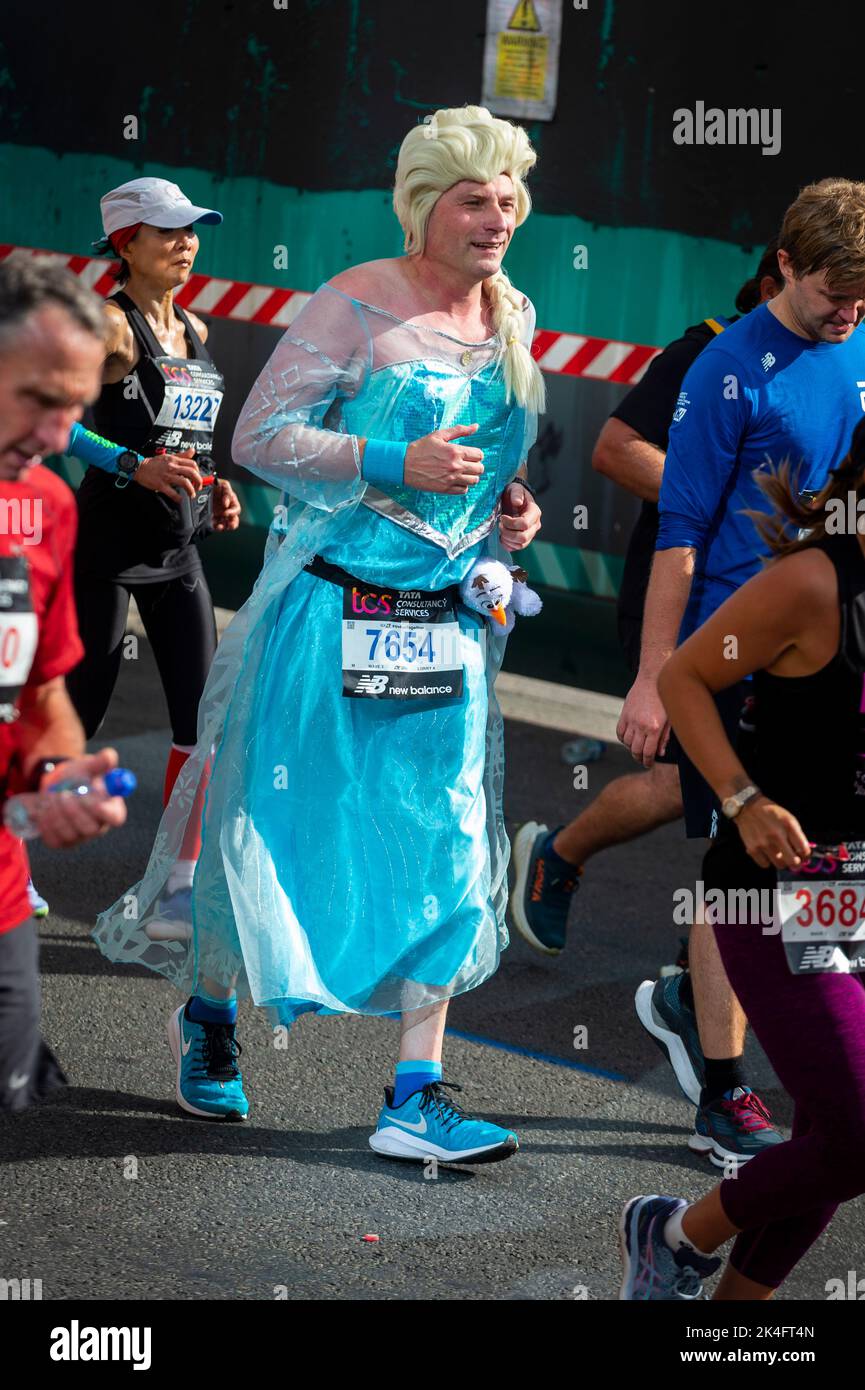 Elsa frozen costume hi-res stock photography and images - Alamy