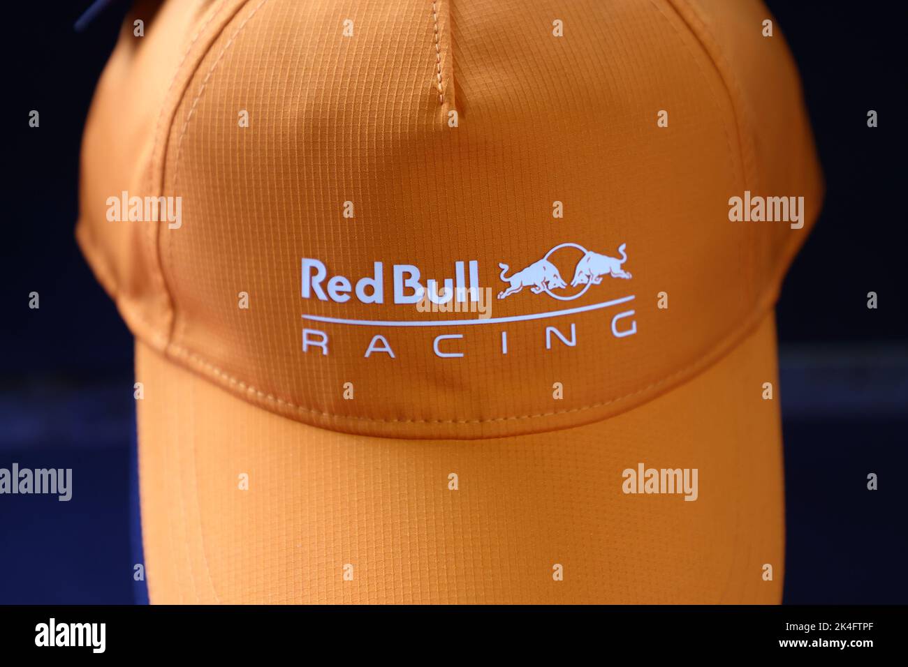 Red bull racing caps hi-res stock photography and images - Alamy