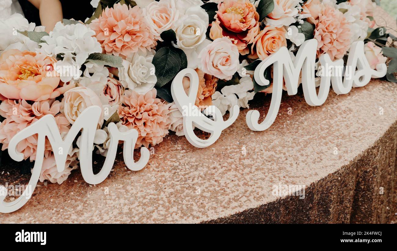 Mr and mrs words hi-res stock photography and images - Alamy