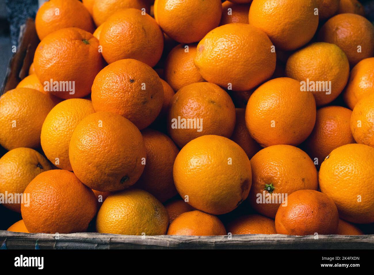 A box of oranges at the market Stock Photo - Alamy