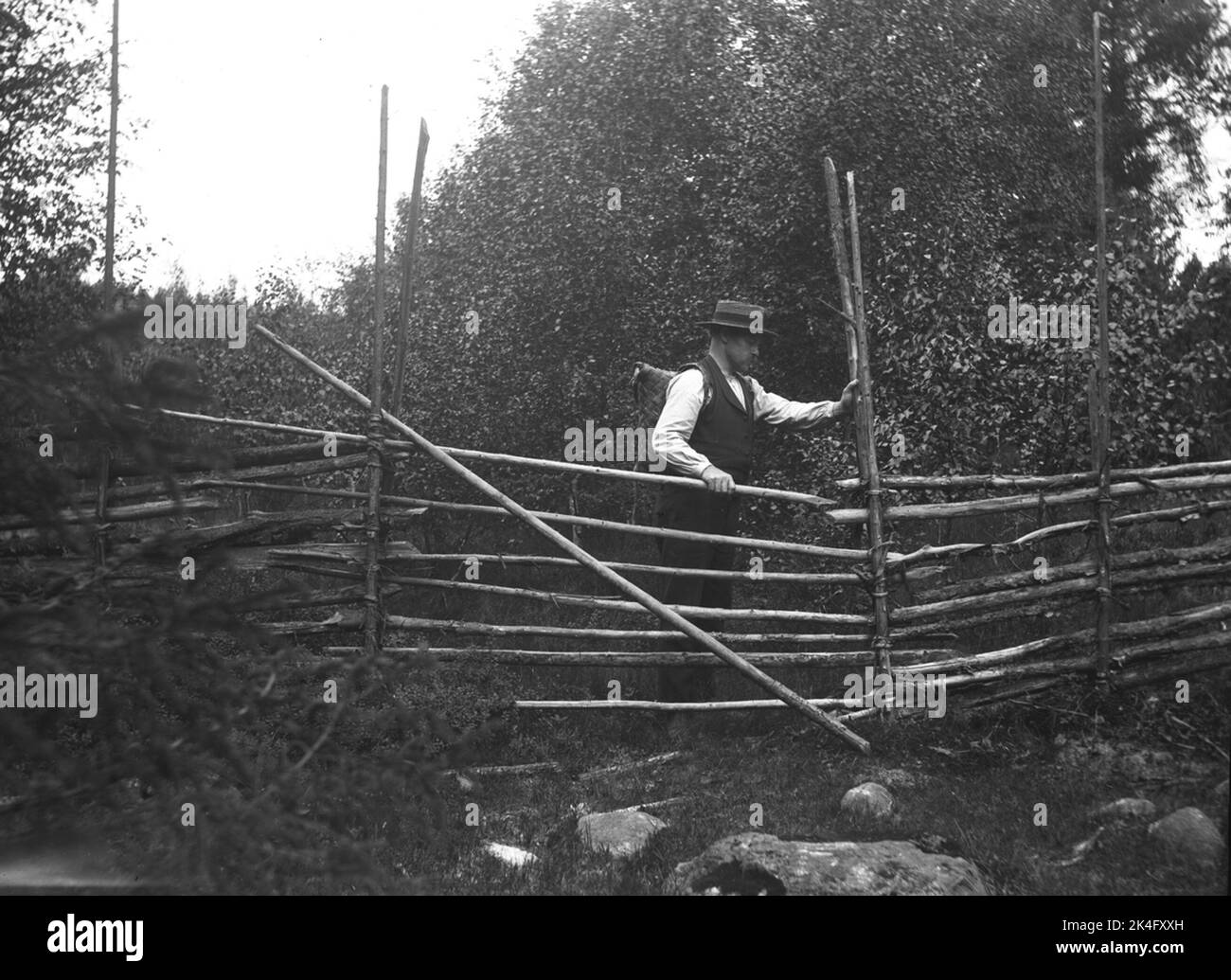 Värmland. Jösse hd. Mangskog sn. Bjurbäcken. Lead in a yard (shadow ...