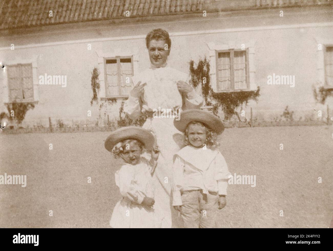 Caroline Lagergren with sons Johan and Carl on the courtyard at Tyresö ...