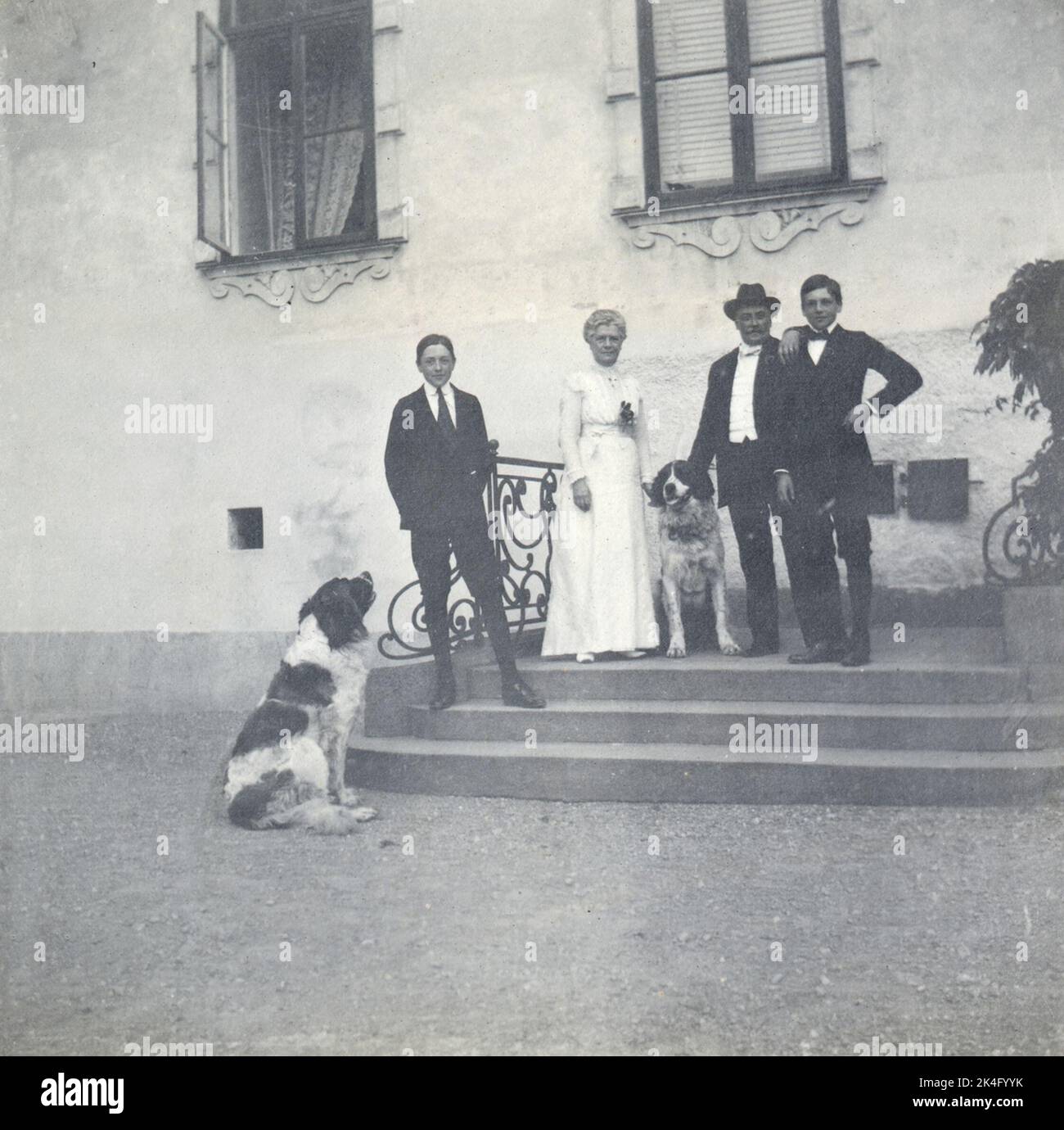 Caroline and Claes Lagergren with the two sons Carl (born 1899) and ...