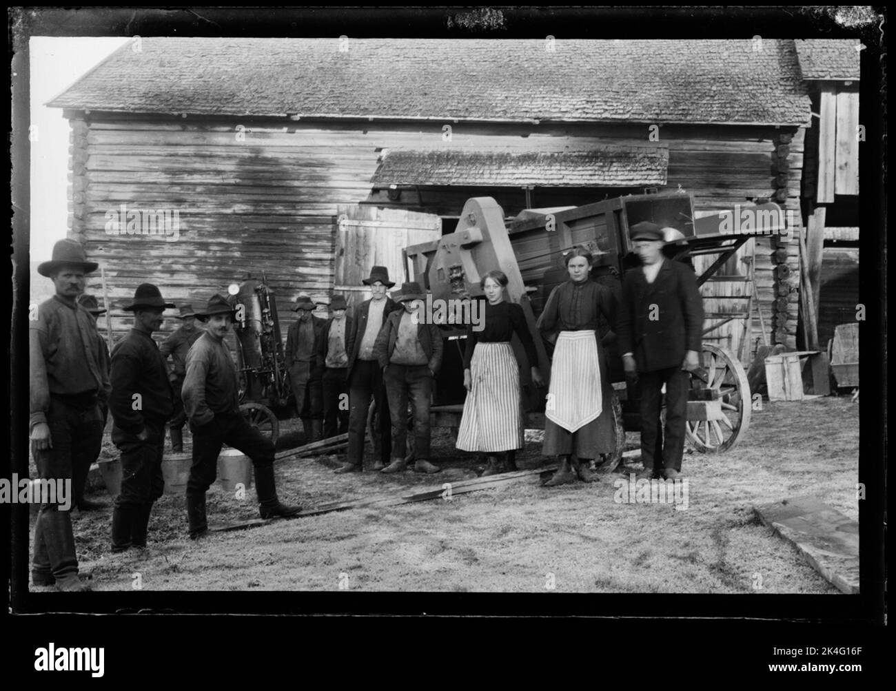 Threshing at P.J. Persson in Bergsvalla. Lassar-brothers Johan, Albert ...