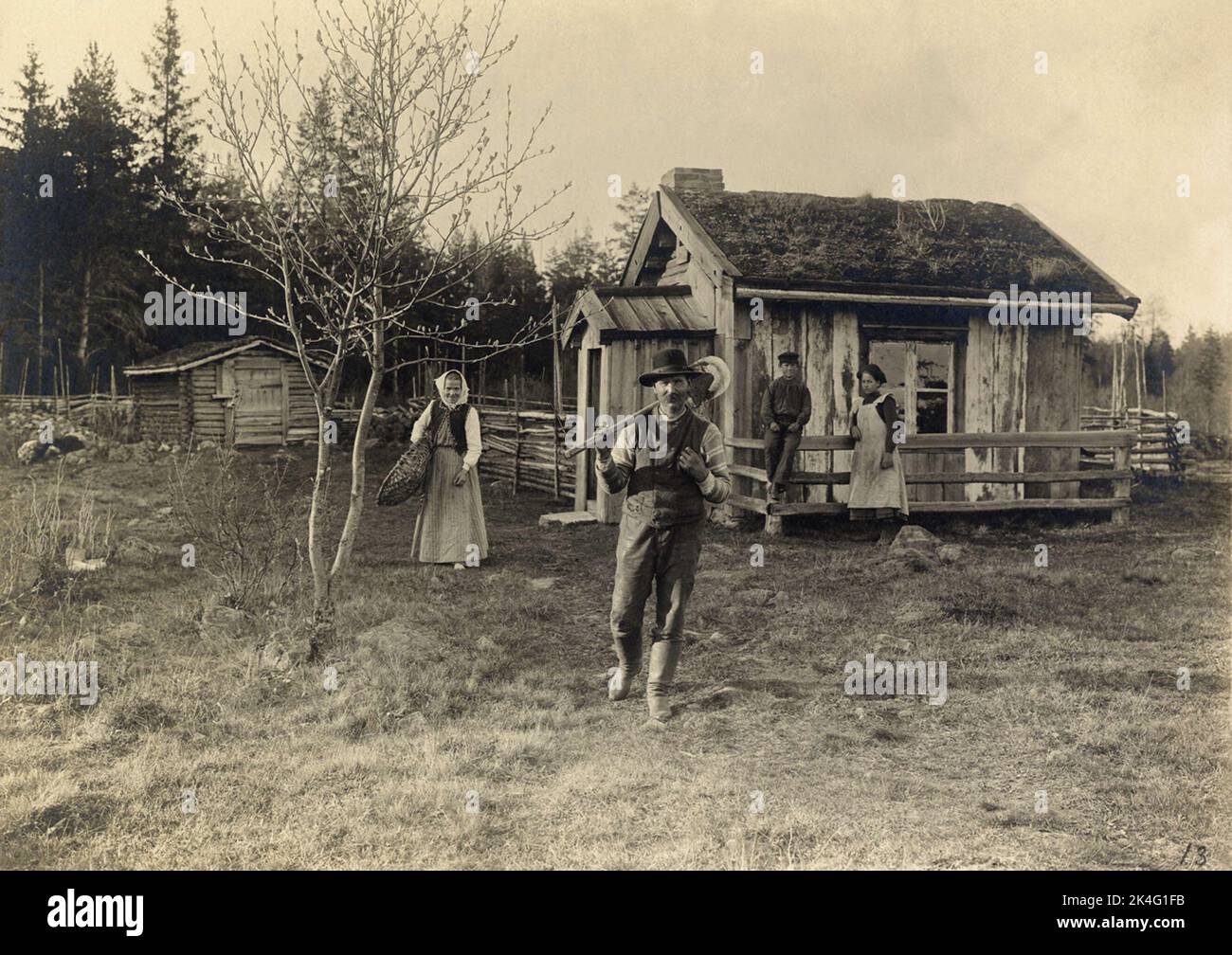 Torparen Carl Olson with his wife and children Hilding and Ester. Torp ...