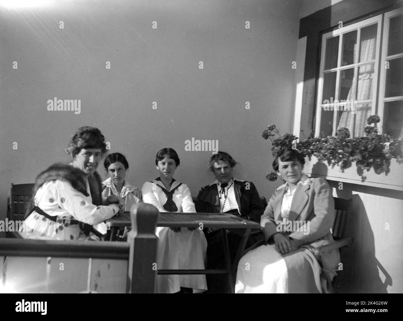 Group picture of Ingeborg Olson, Sigrid, Elsa, Hilden and Sigur Rydbeck ...