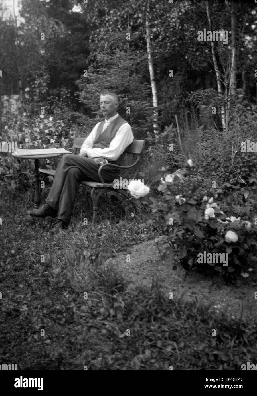 Rose garden bench Black and White Stock Photos & Images - Alamy