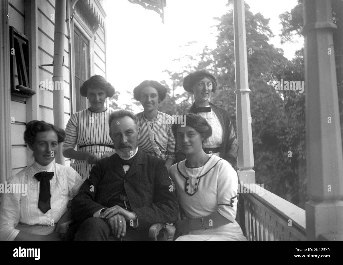 Portrait of Emil Rydbeck with his five daughters Elisabeth (32 years ...
