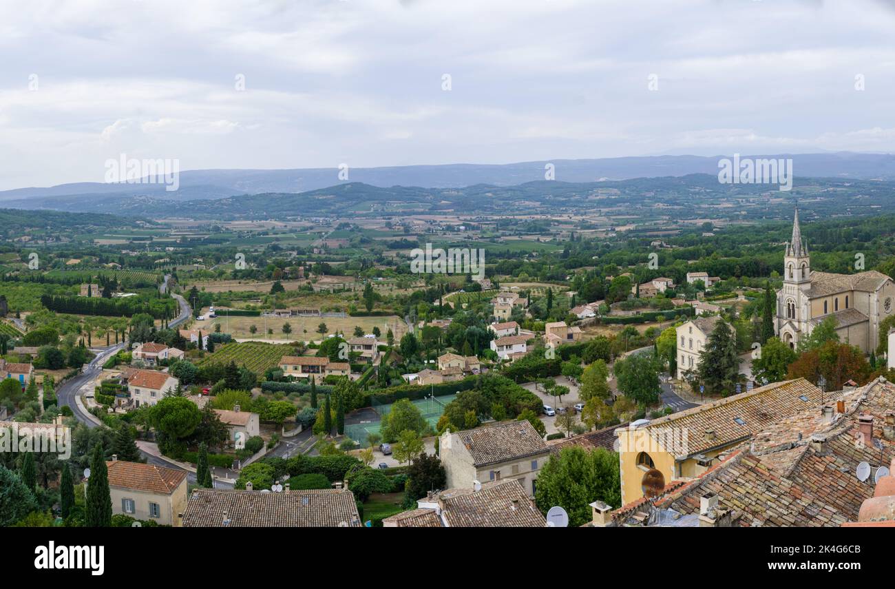View from the village Bonnieux to the Luberon Valley in southern France ...