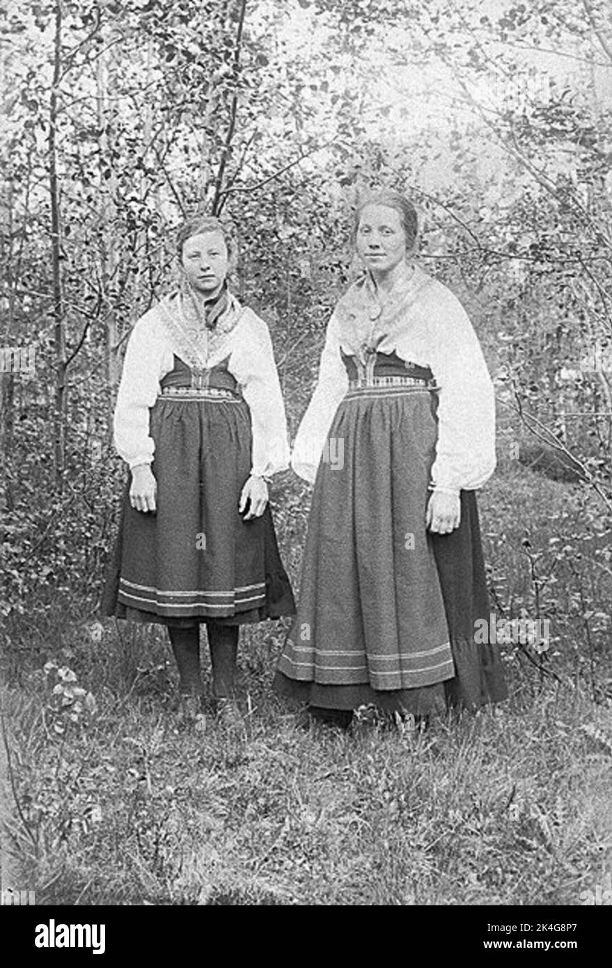 Full portrait of two young women in folk costumes. Lima, Dalarna Nordic ...