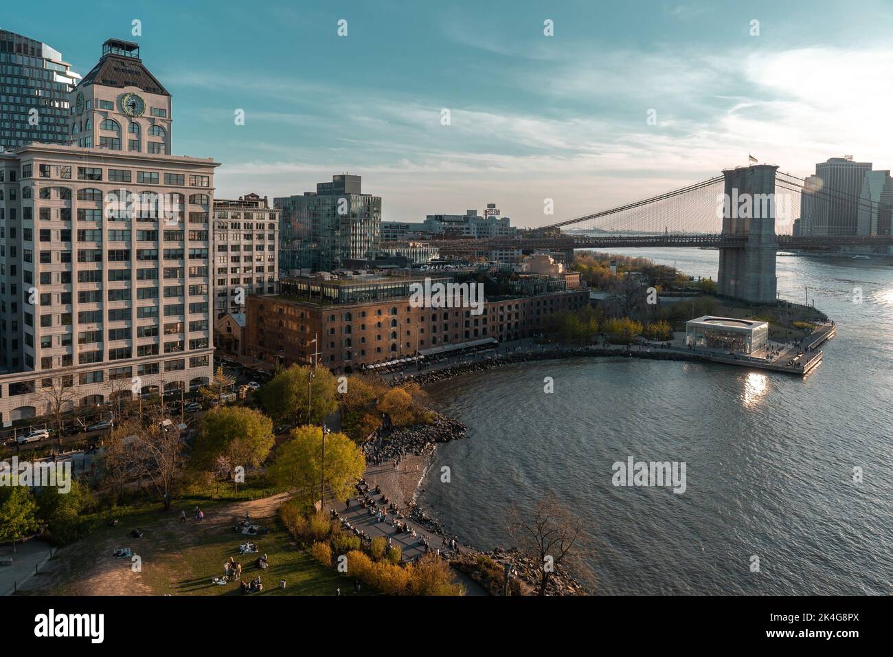 Brooklyn bridge park pier picnic hi-res stock photography and images ...