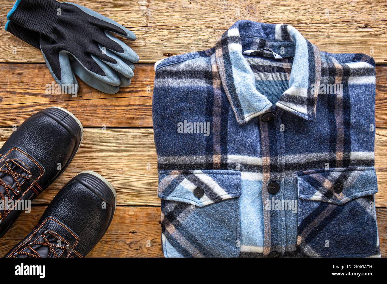 Builder uniform on wooden background, flat lay Stock Photo - Alamy
