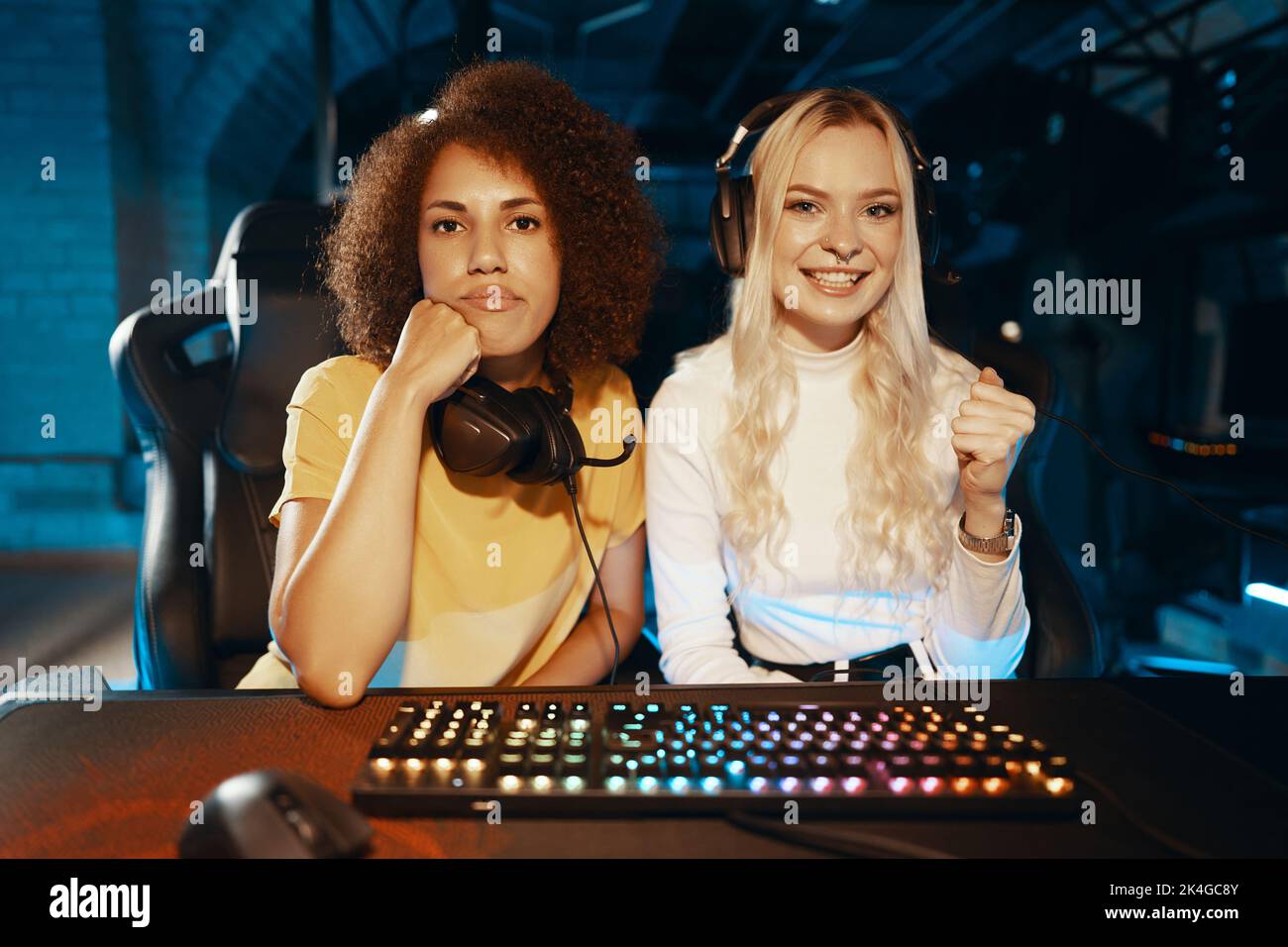 Young woman computer club play hi-res stock photography and images - Alamy