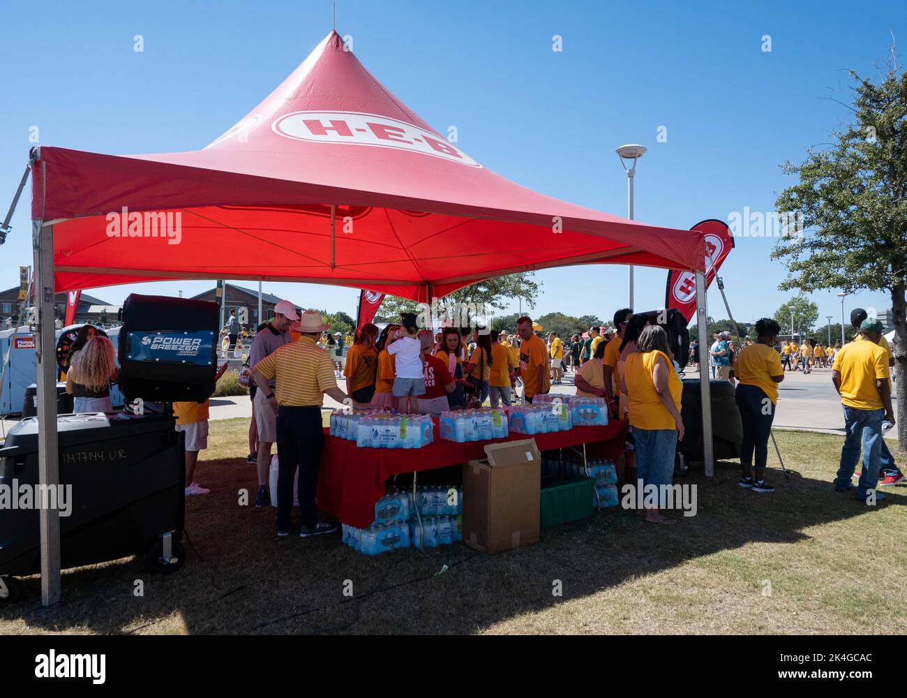 Waco, Texas, USA. 1st Oct, 2022. H-E-B hands out water tailgating ...