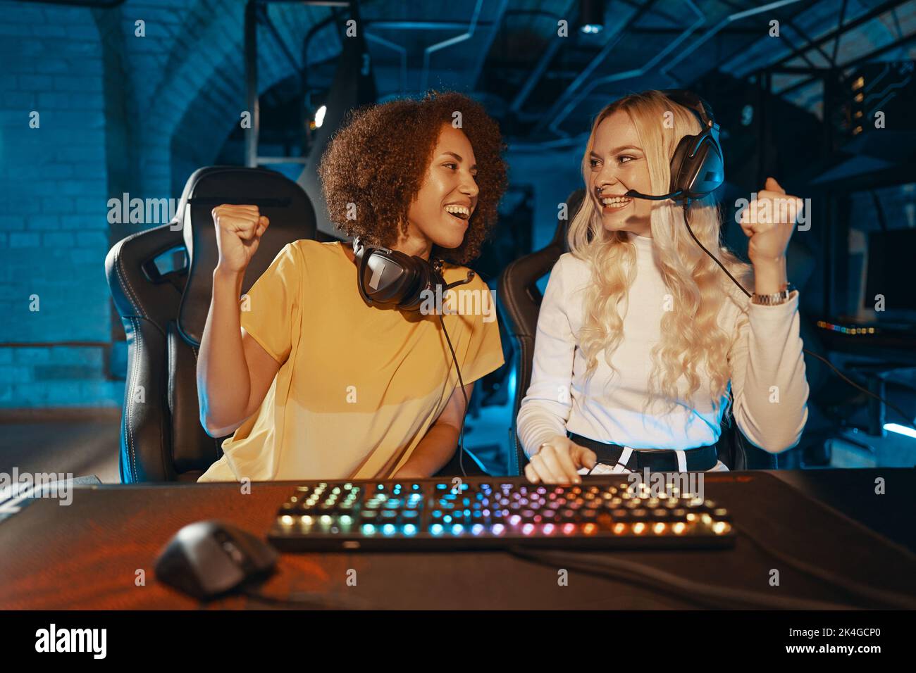 Young women play cyber games Stock Photo - Alamy
