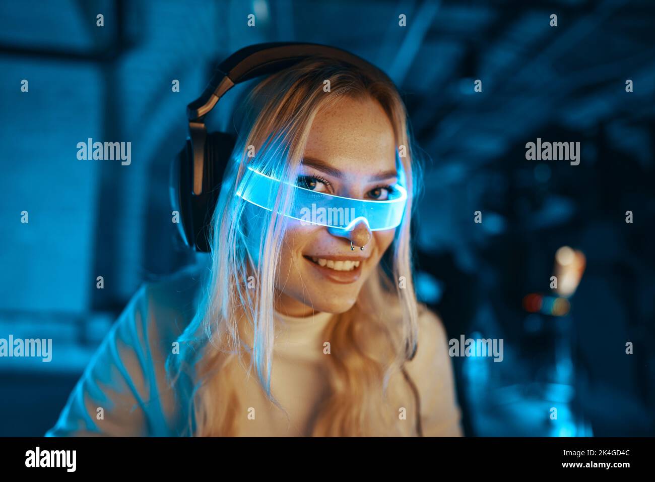 Blonde woman playing video games hi-res stock photography and images ...