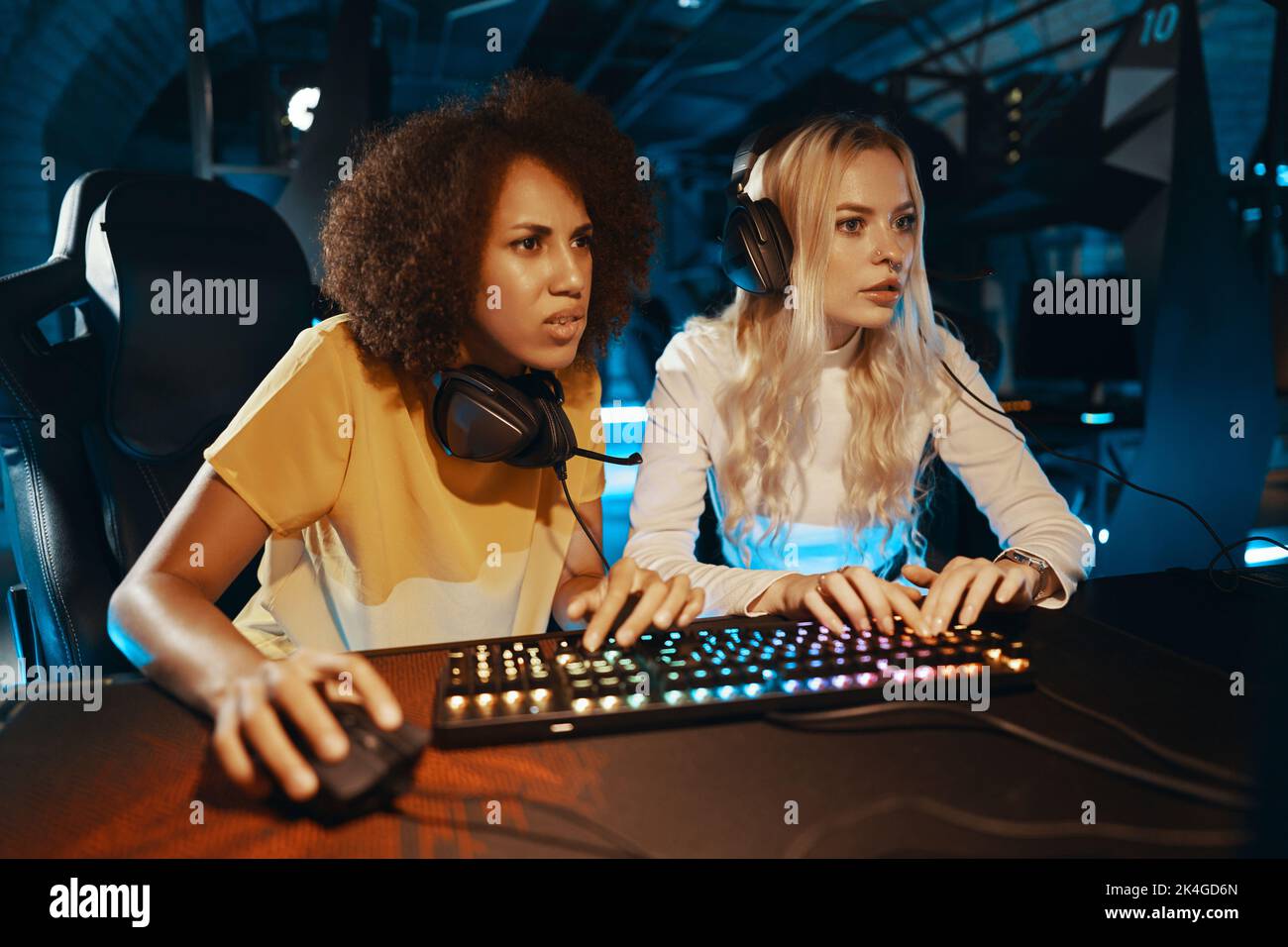 Young women play cyber games Stock Photo - Alamy
