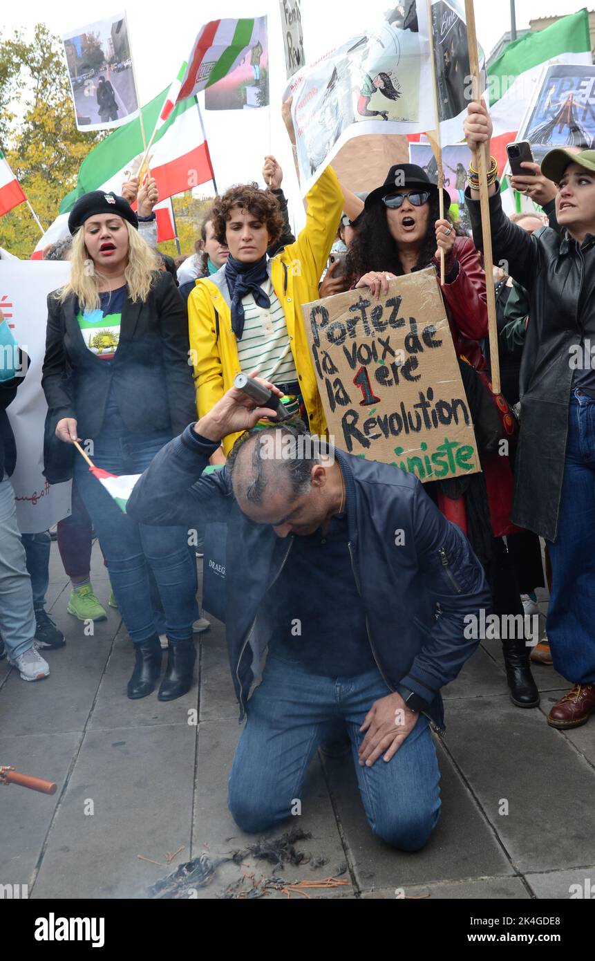 Un homme se rase la tête en signe de protestation contre le régime des ...