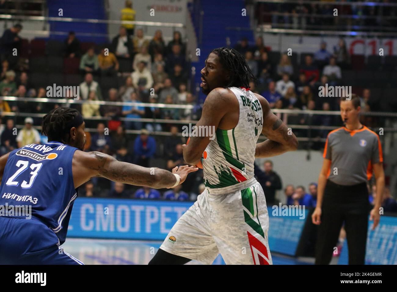 Jalen Reynolds (No.3) of UNICS and Richard Solomon (No.23) of Zenit ...