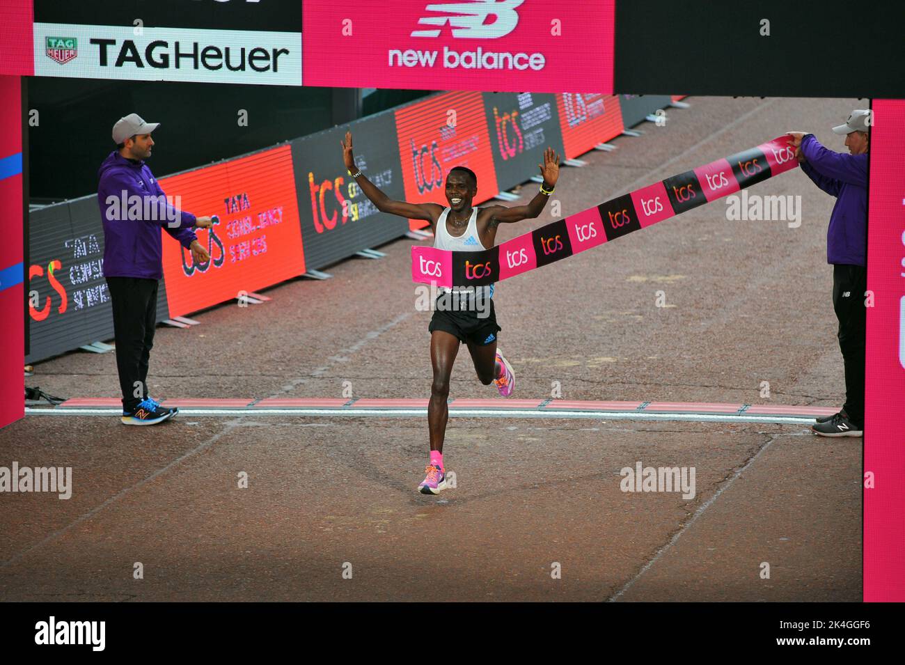 London, UK. 2nd Oct, 2022. Amos Kipruto 2:04:39 winner. Elite runner ...