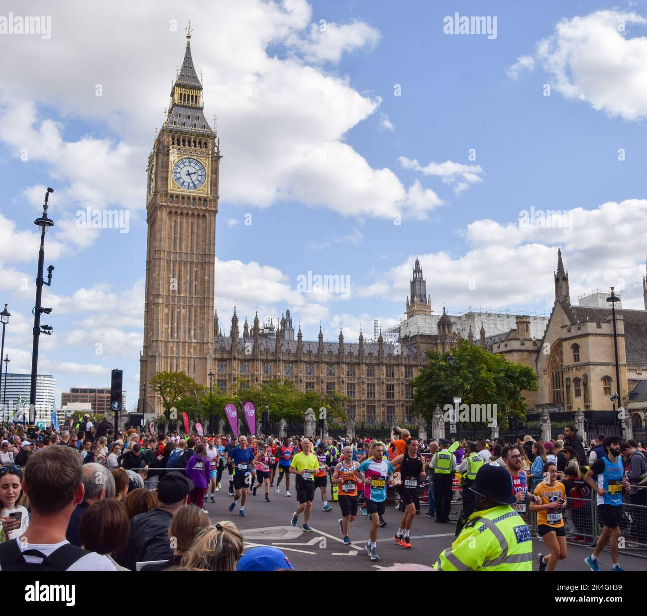 London marathon 2022 medal hi-res stock photography and images - Alamy
