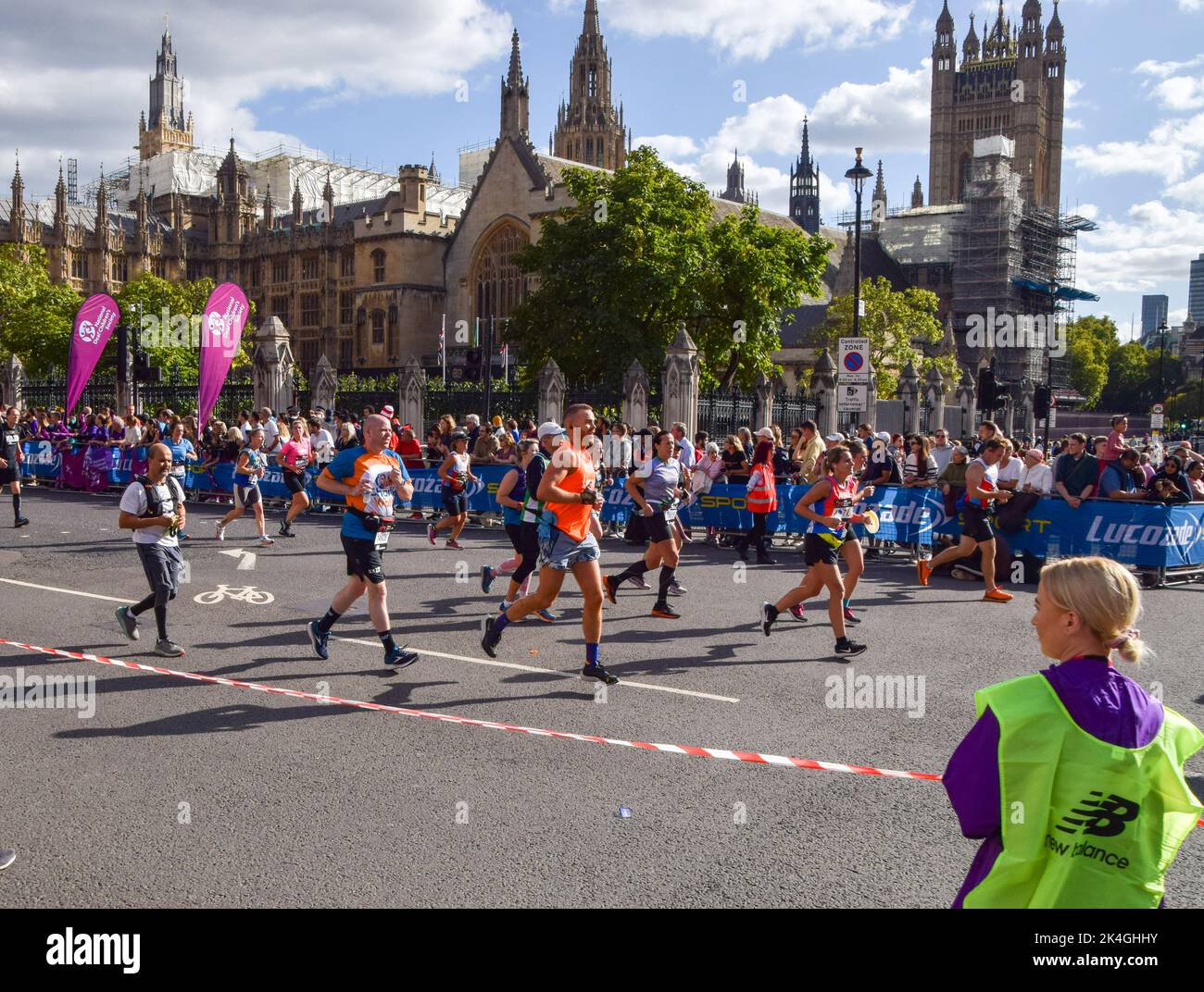 London marathon 2022 medal hi-res stock photography and images - Alamy