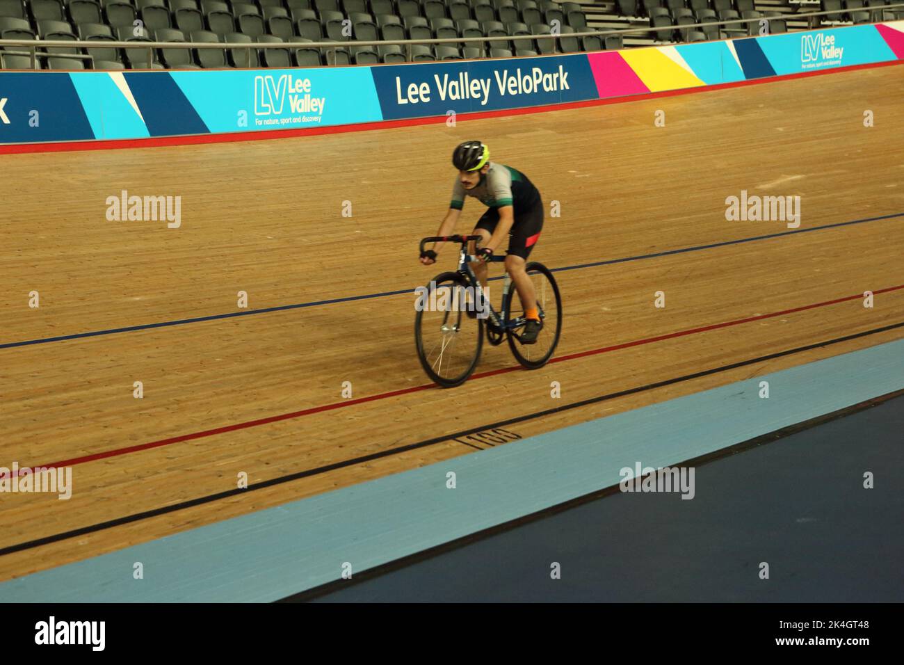 London velodrome interior hi-res stock photography and images - Alamy