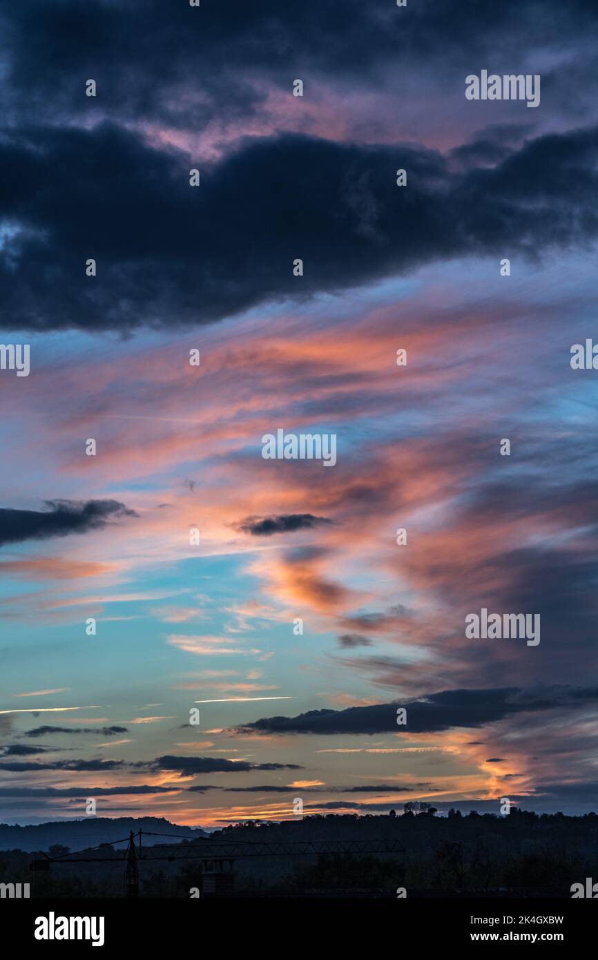 Cloudy sky and colorful sunset in the evening - Coucher de soleil avec ...