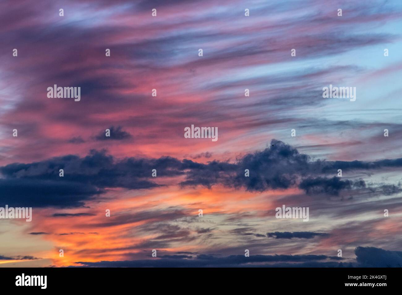 Cloudy sky and colorful sunset in the evening - Coucher de soleil avec ...