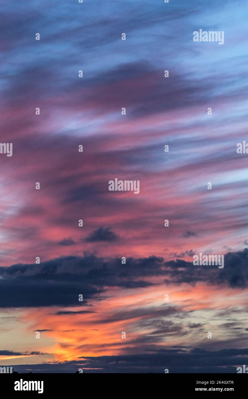 Cloudy sky and colorful sunset in the evening - Coucher de soleil avec ...