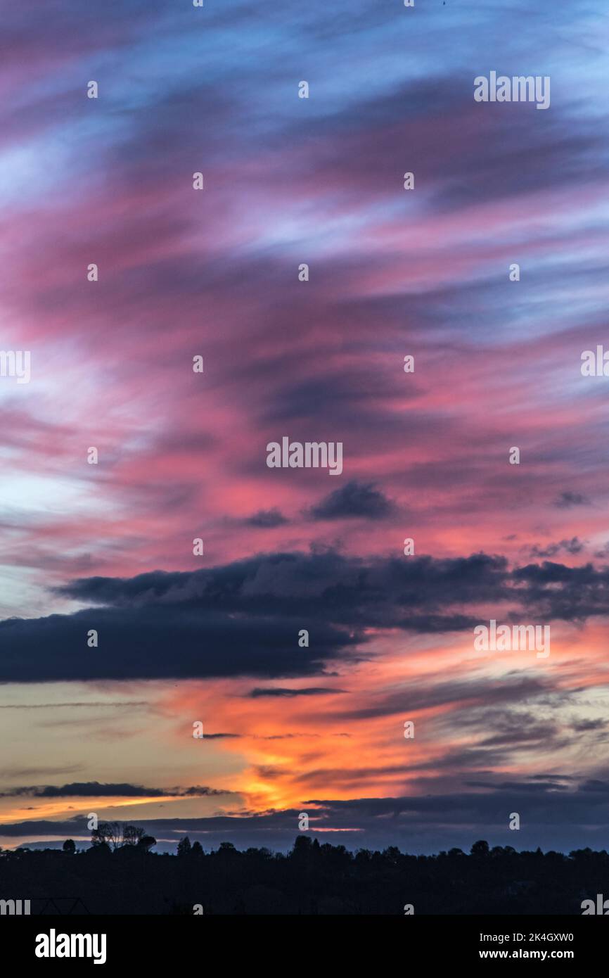 Cloudy sky and colorful sunset in the evening - Coucher de soleil avec ...