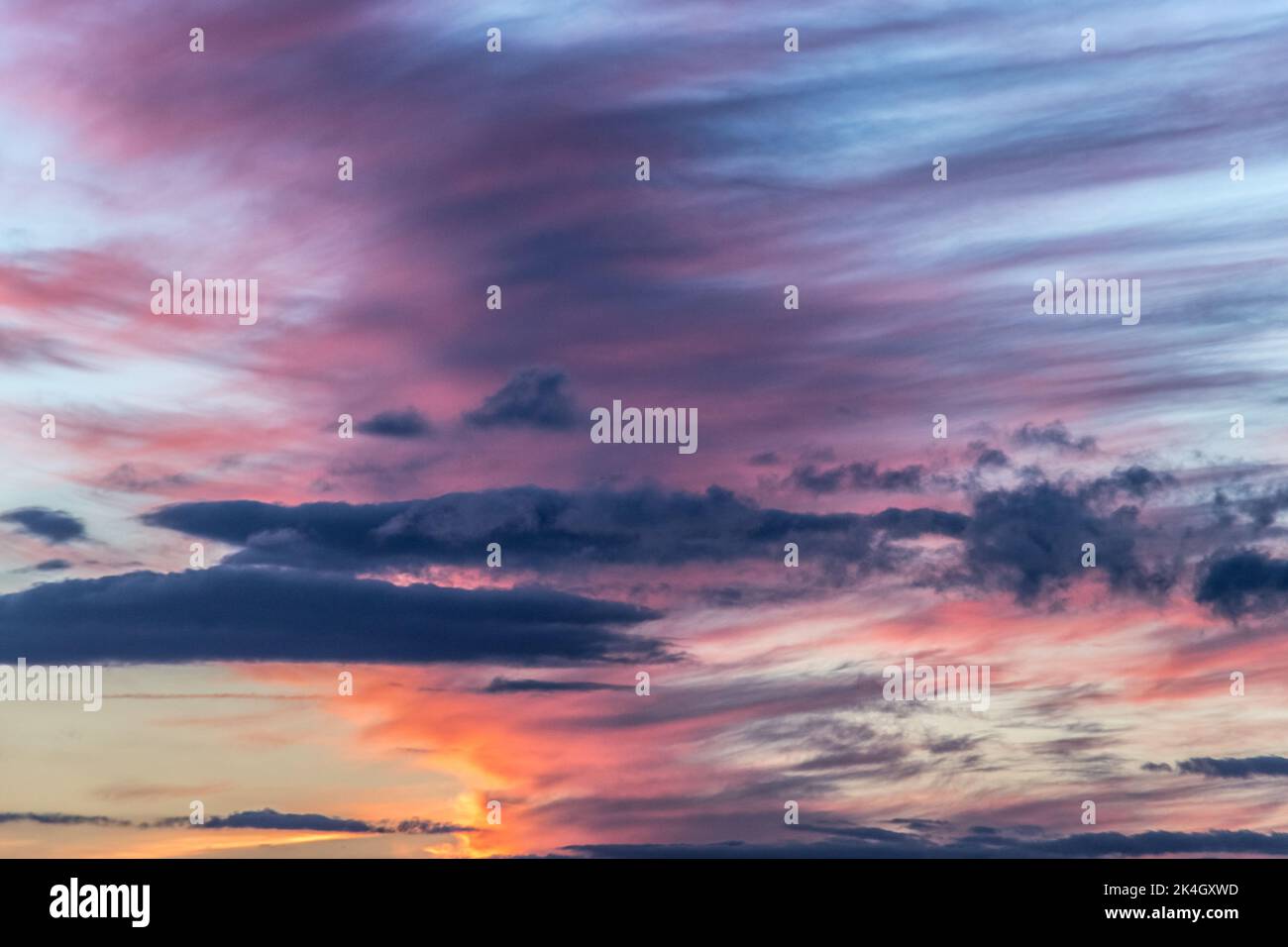 Cloudy sky and colorful sunset in the evening - Coucher de soleil avec ...